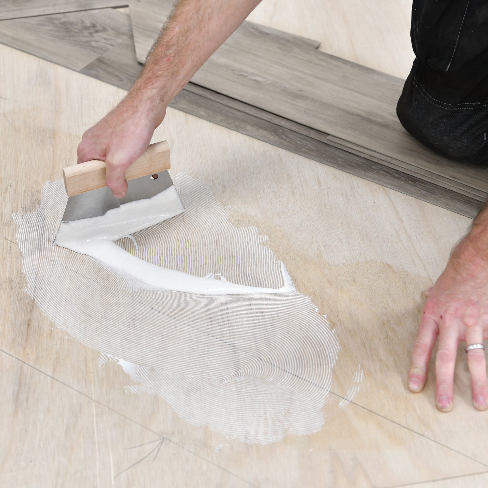 LVT & Vinyl Notched Adhesive Spreader Trowel - 2mm (B1 Size) | From £11 ...